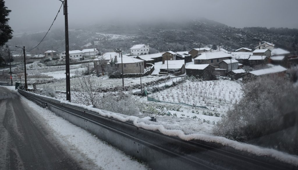 NEVE CORTA ESTRADAS NA SERRA DA ESTRELA E NA SERRA DO CARAMULO OFERECEU ...